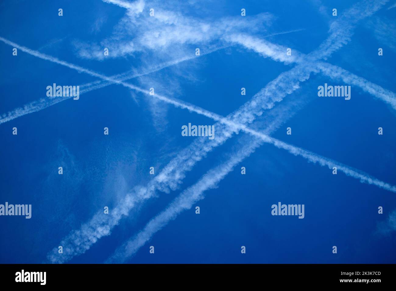 Photographic documentation of the trails that leave planes in flight ...