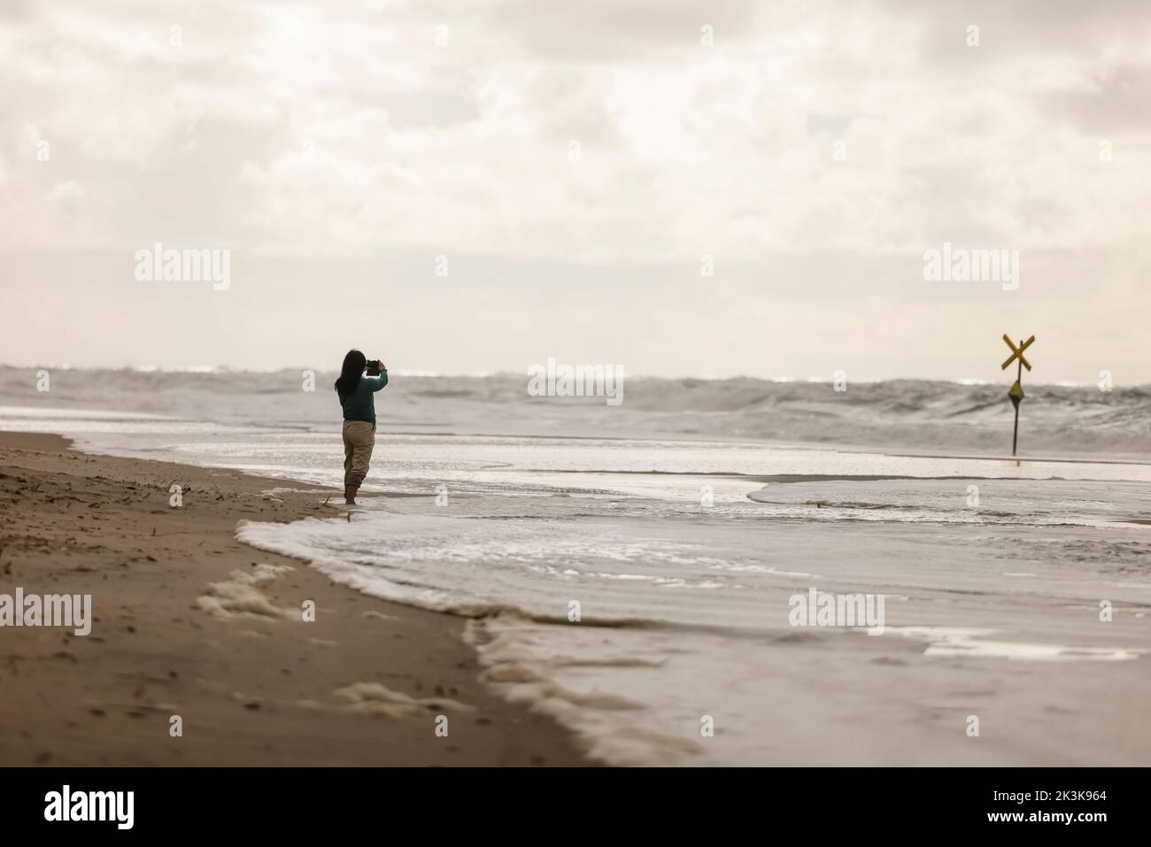 27 September 2022, Schleswig-Holstein, Westerland/Sylt: A walker takes ...