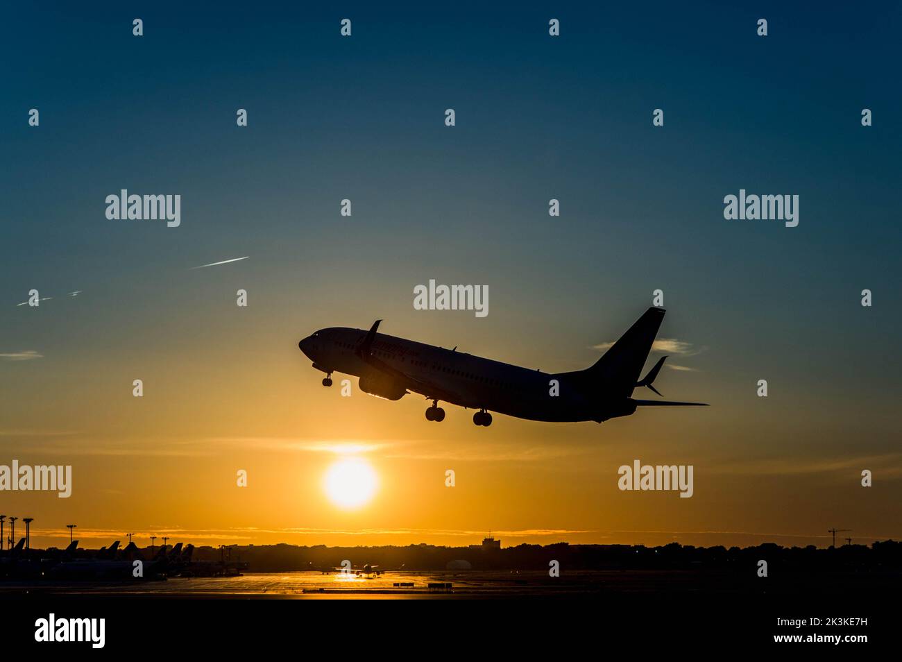 Plane taking off at sunset hi-res stock photography and images - Alamy