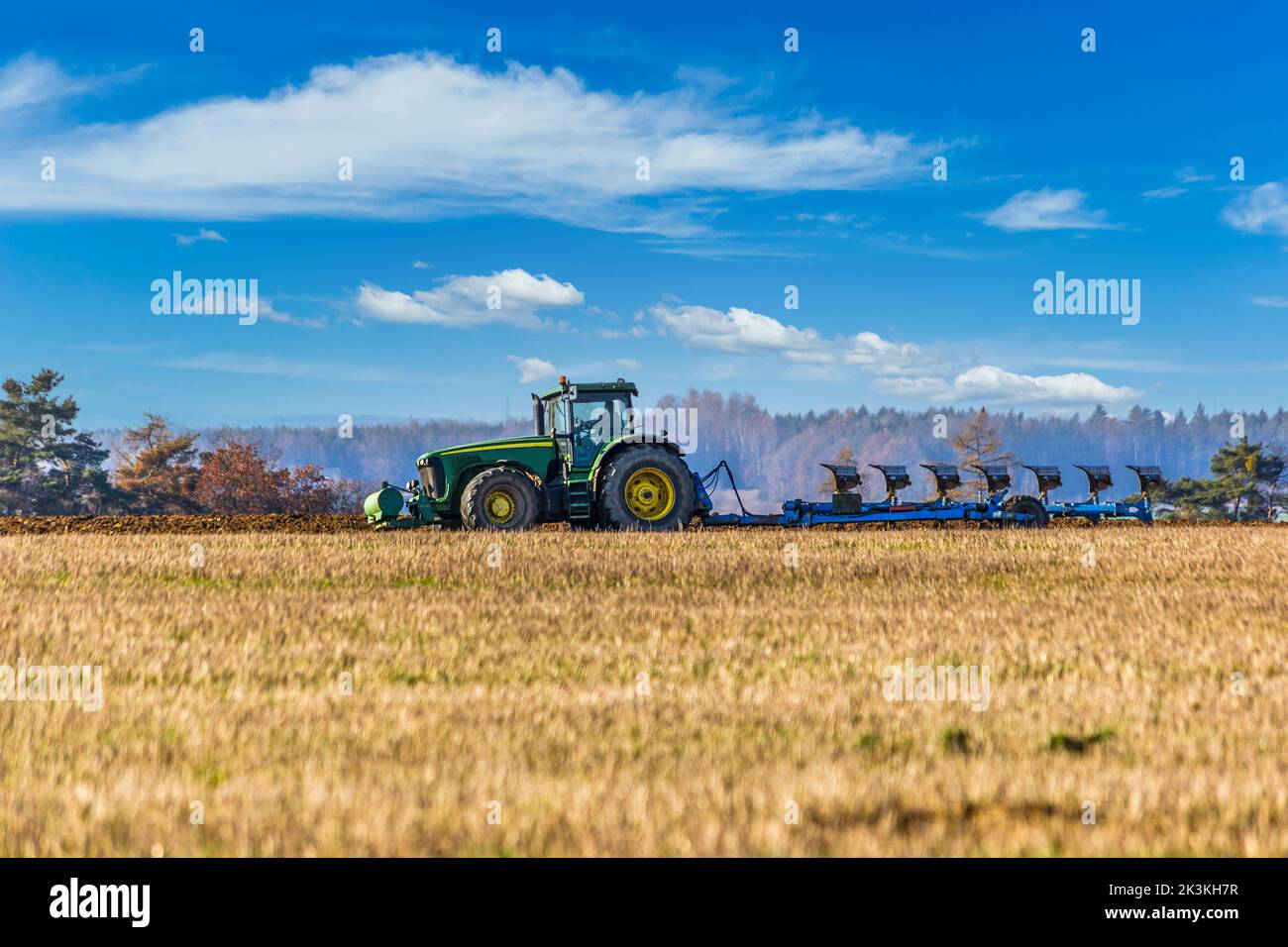 Agriculture tractor landscape hi-res stock photography and images - Alamy