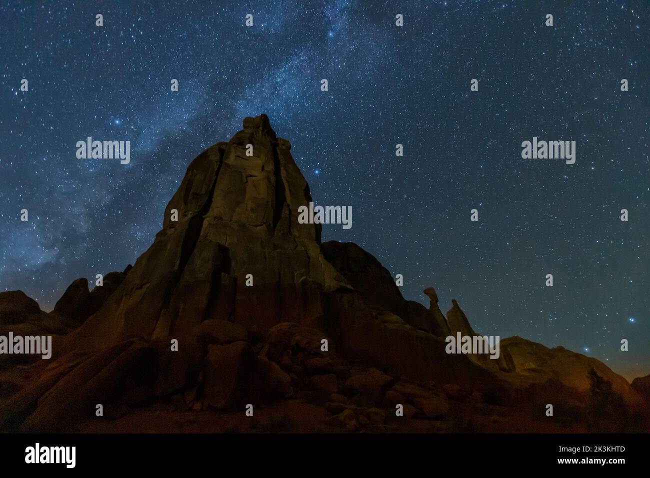 The Milky Way above Queen Nefertiti Rock and the canyon wall of Park ...
