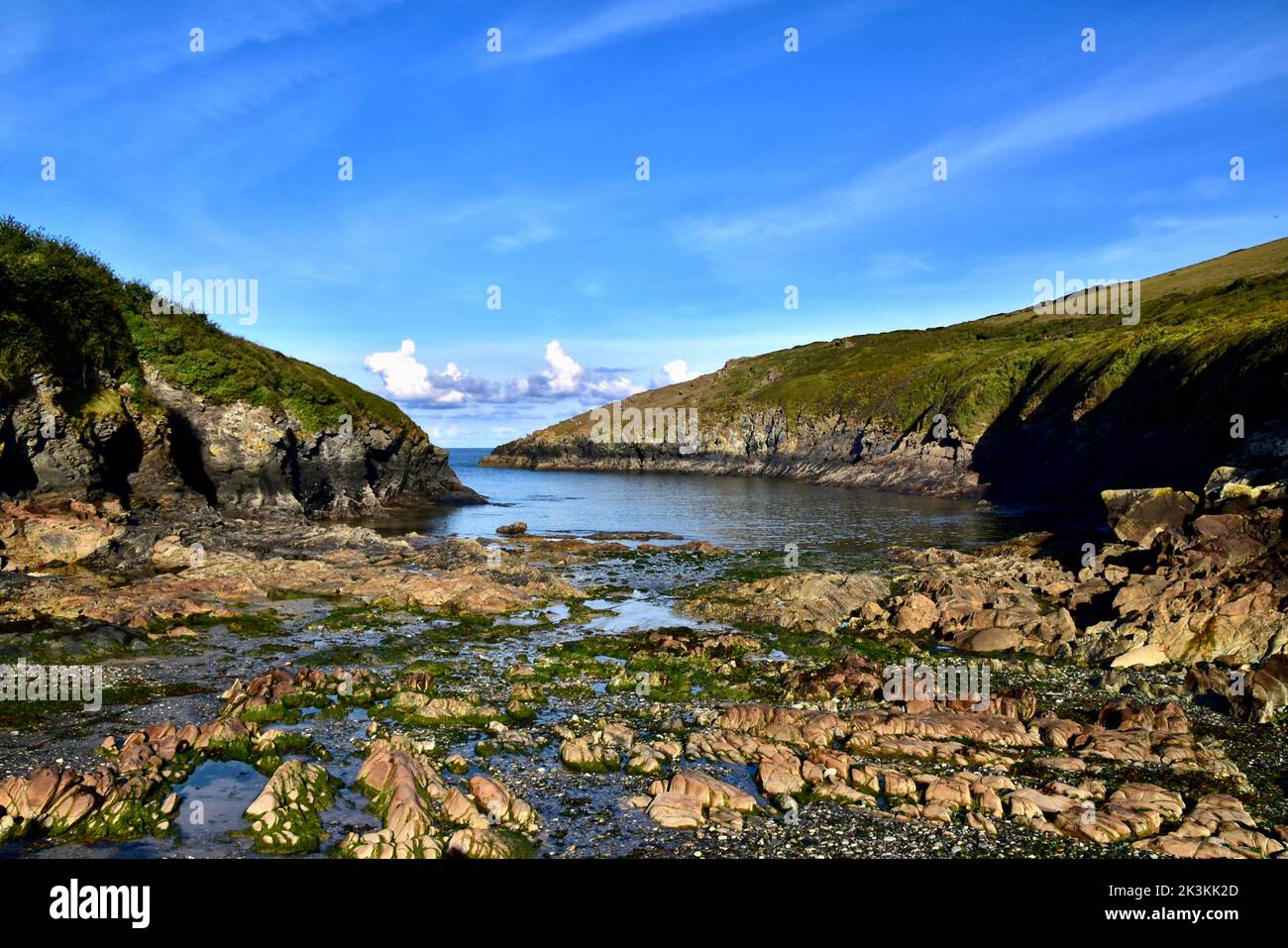 The beach at Port Quin at ebb tide Stock Photo - Alamy