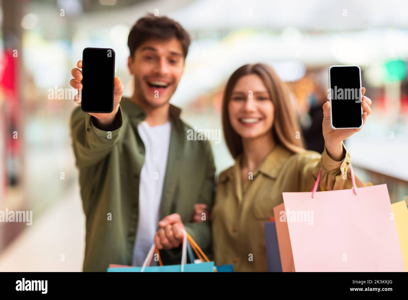 Technology smartphones shopping hi-res stock photography and images - Alamy