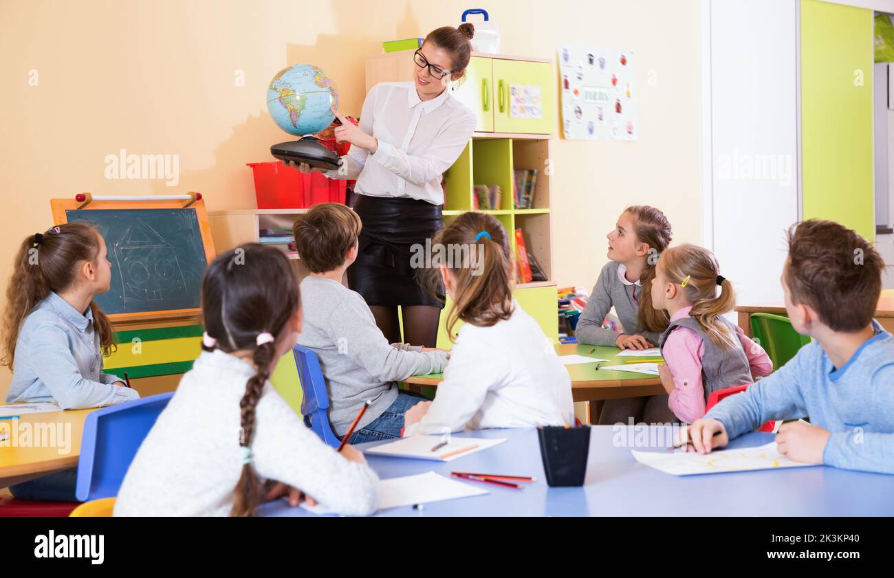 Geography class female teacher hi-res stock photography and images - Alamy