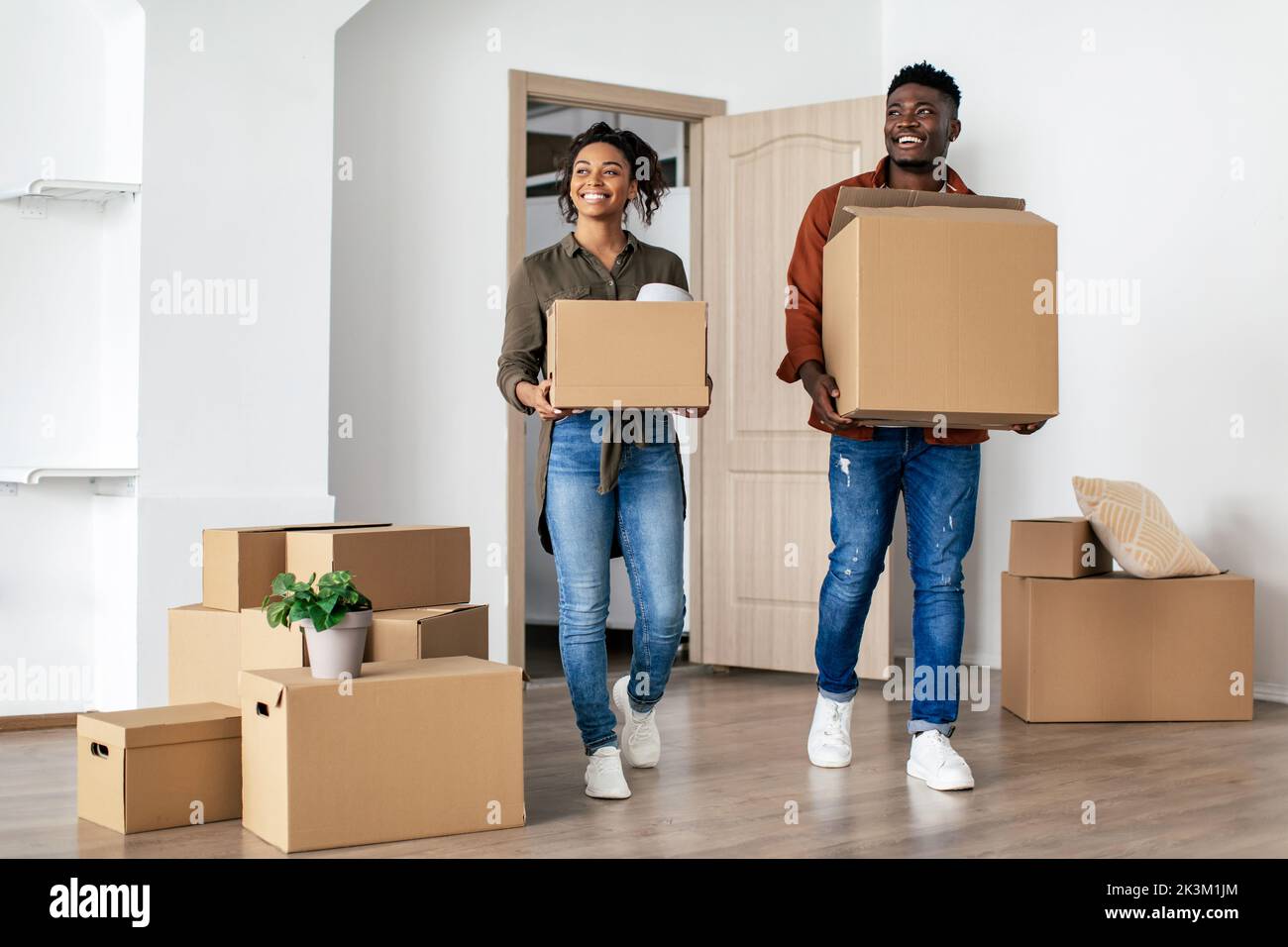 Carrying moving boxes hi-res stock photography and images - Alamy