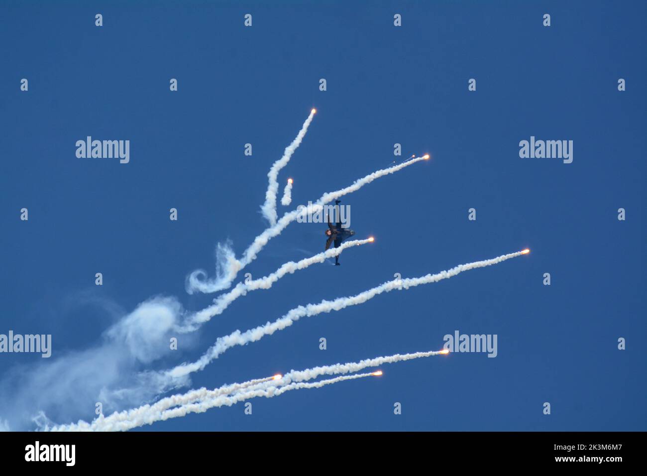 Soloturk Turkish F-16 Solo Display Team performs flare show, Airshow at ...