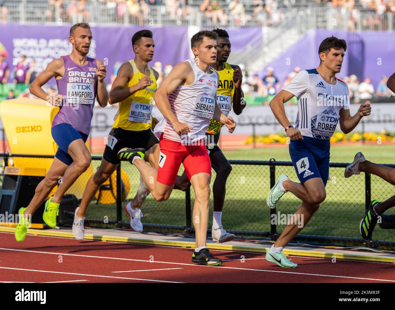 Kyle Langford and Patryk Sieradzki competing in the 800m heats at the ...
