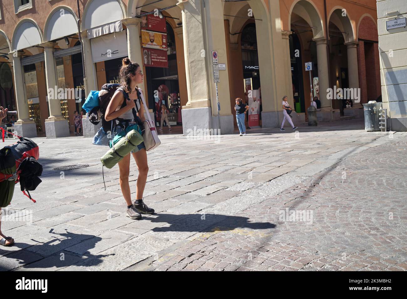 Female tourist backpackers europe hi-res stock photography and images ...