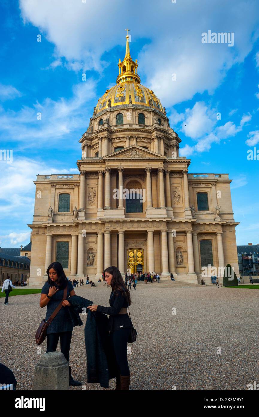 Paris, France - Group Young Tourists, in front of French Monument ...