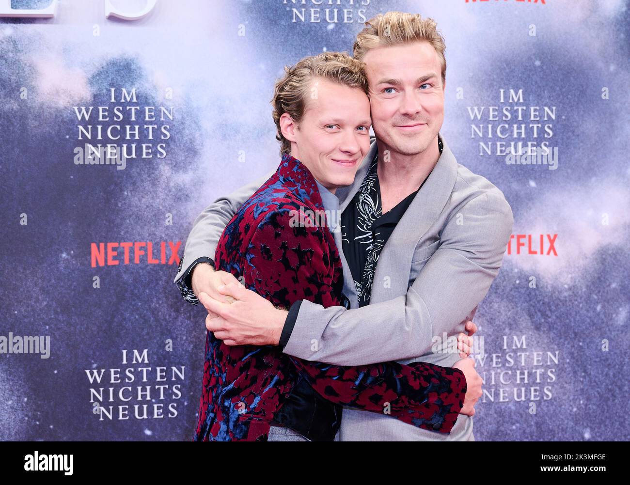 Berlin, Germany. 27th Sep, 2022. Actors Felix Kammerer (l) and Albrecht ...