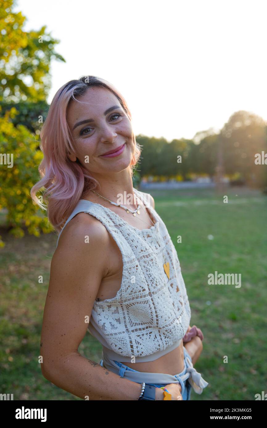 Woman smiling face forward hi-res stock photography and images - Alamy