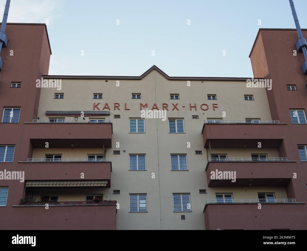 Karl Marx Hof housing complex in Heiligenstadt in Vienna, Austria Stock ...