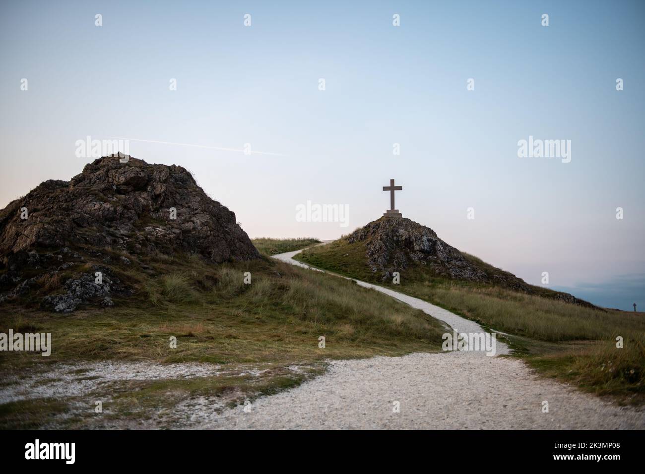 Winding path leading to the cross at Llandwyn Island Stock Photo - Alamy