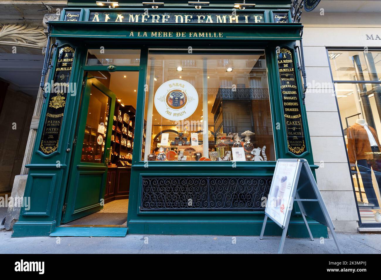 Tea shop room paris hi-res stock photography and images - Alamy