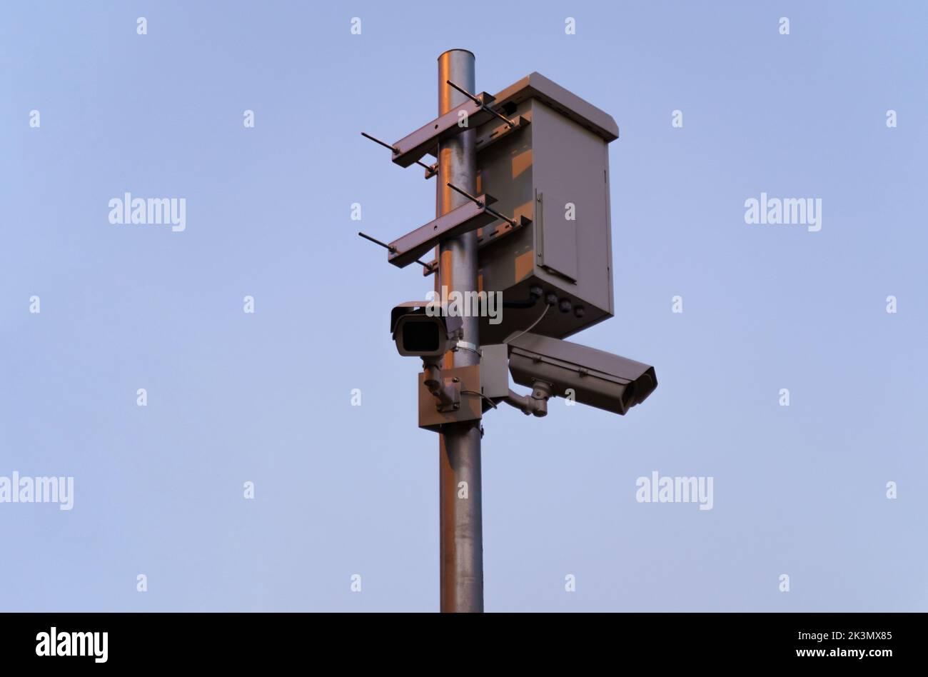 Multi-angle CCTV on pillar 360 degree system background blast cipping ...