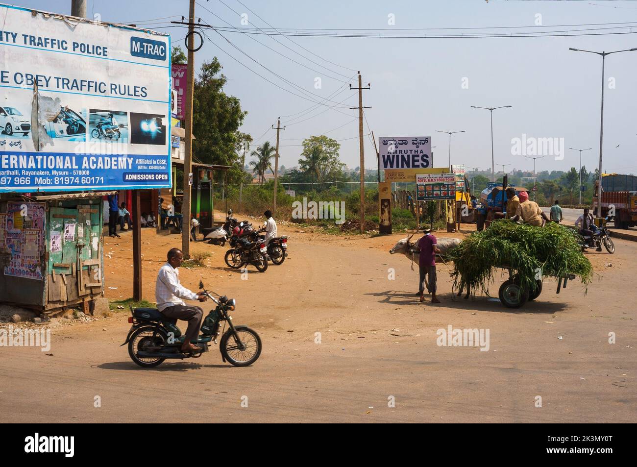 The traffic on a dusty parking lot and street in Bengaluru, India Stock ...