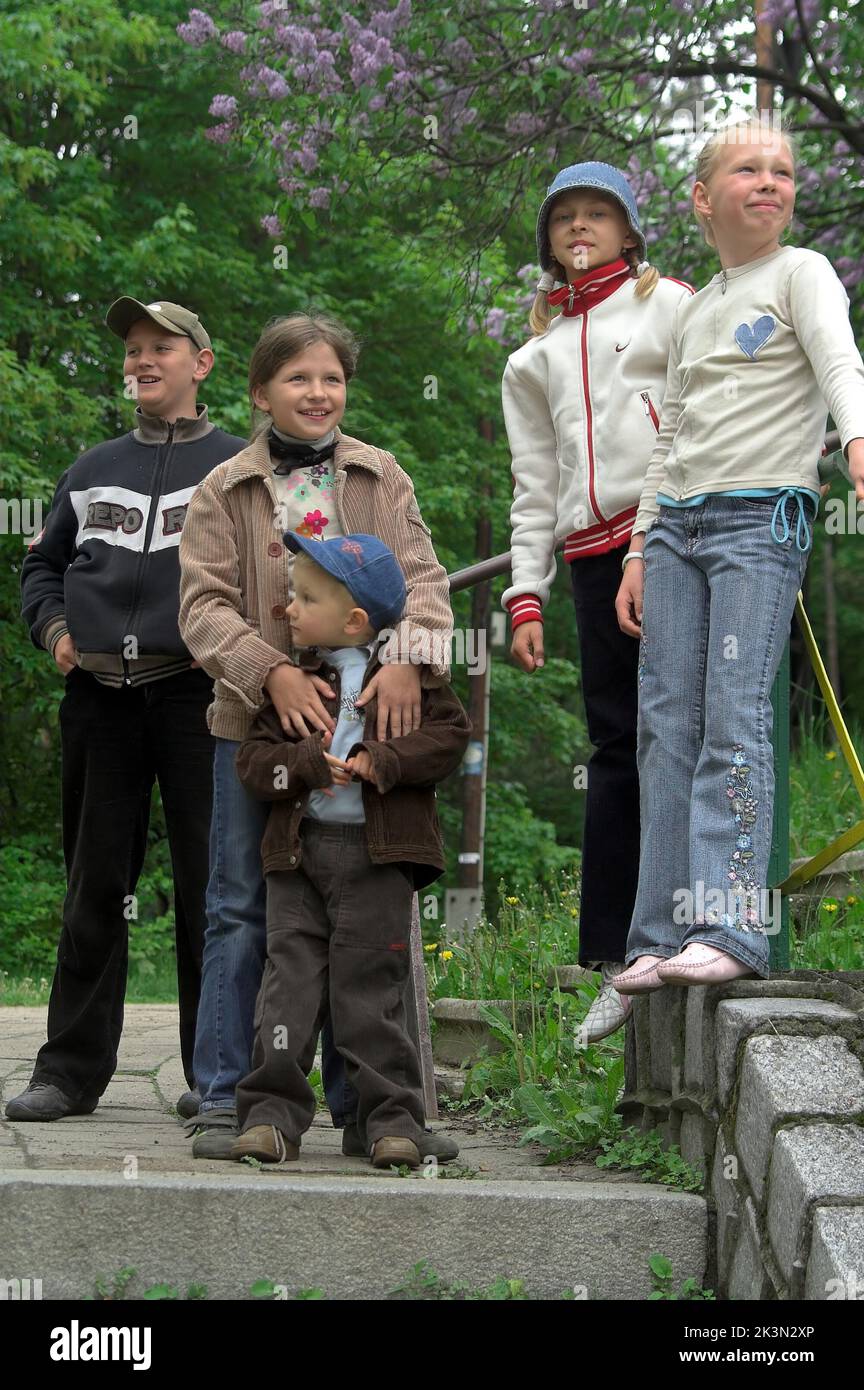 Niños alegres hi-res stock photography and images - Alamy