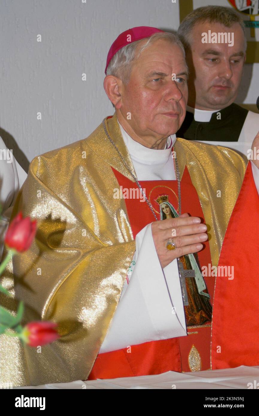 Sacerdote celebra misa hi-res stock photography and images - Alamy