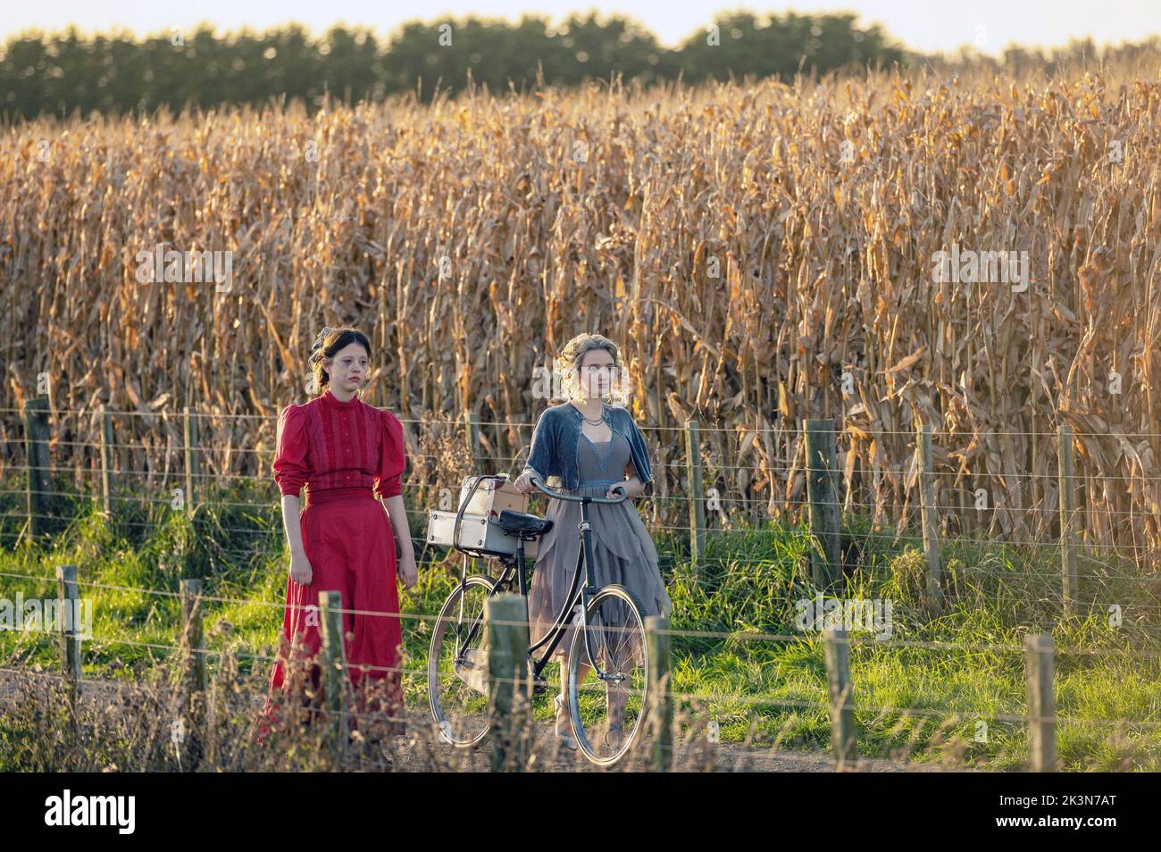 PEARL, from left: Mia Goth, Emma Jenkins-Purro, 2022. ph: Christopher ...
