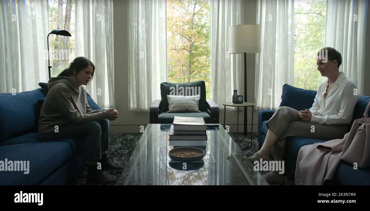 SMILE, from left: Sosie Bacon, Robin Weigert, 2022. © Paramount ...