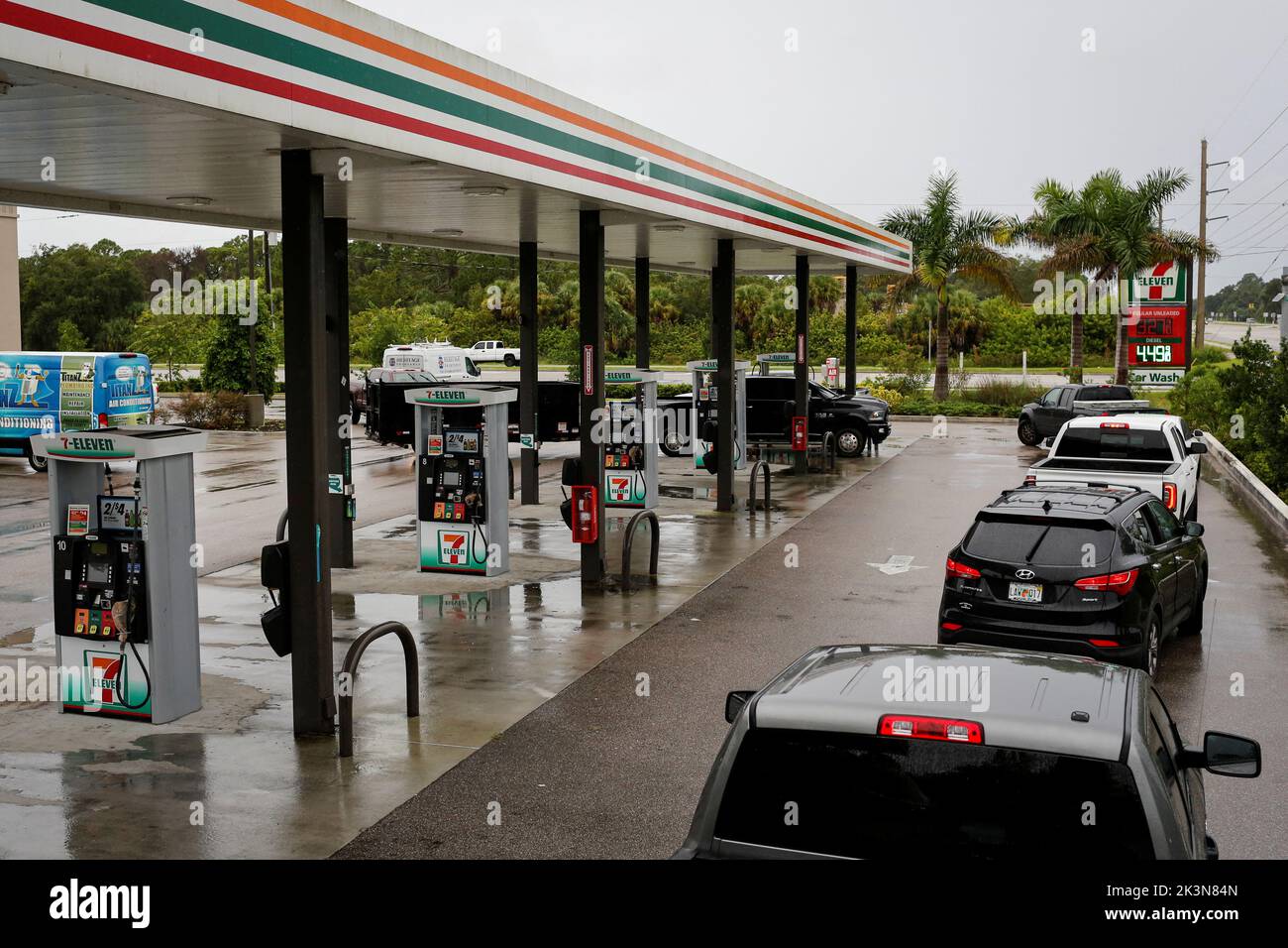 Hurricane ian florida gas station hi-res stock photography and images ...