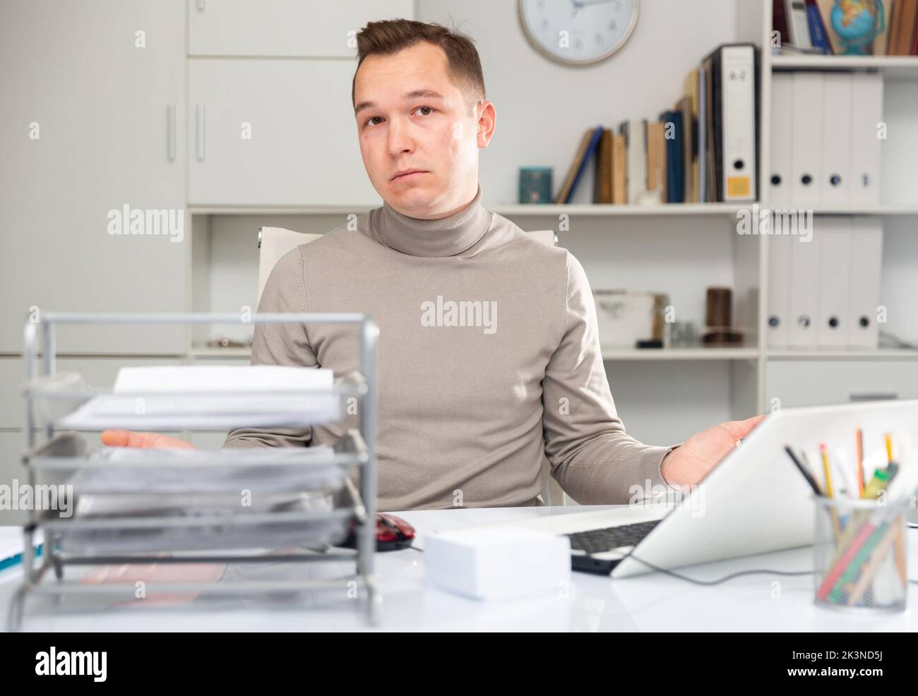 Portrait of frustrated man office worker Stock Photo - Alamy
