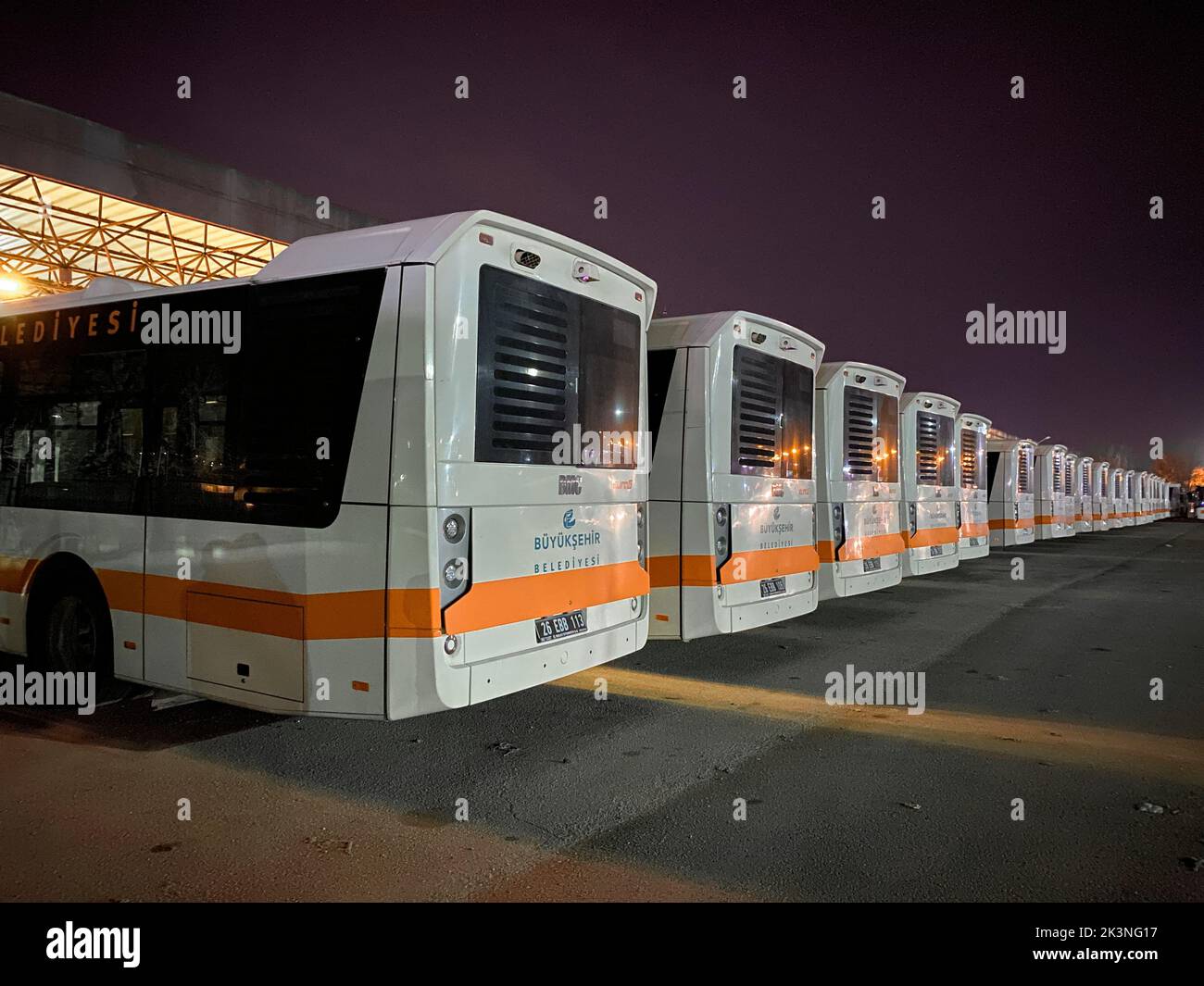Busses in a row hi-res stock photography and images - Alamy