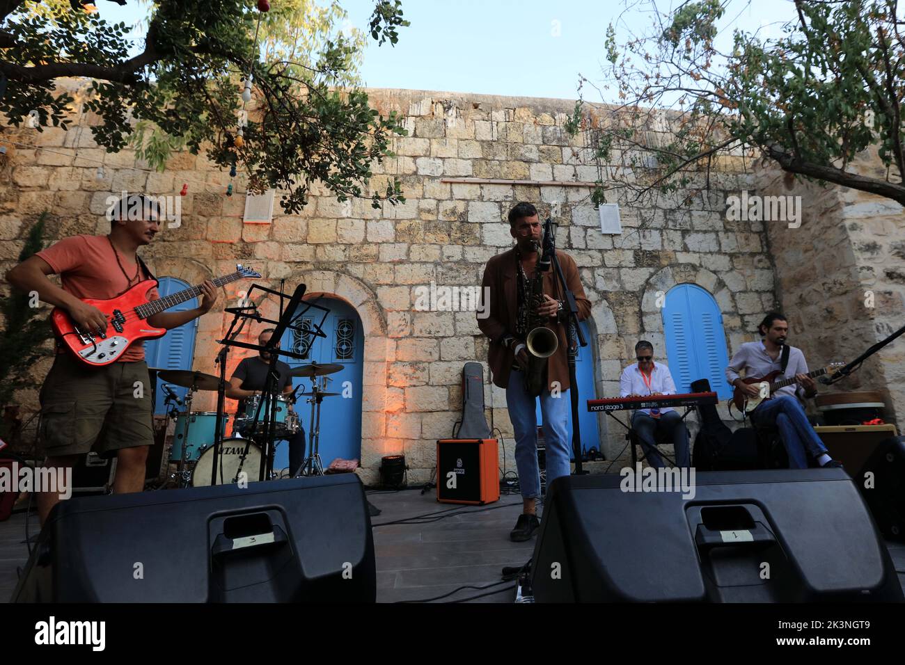 Al Fuheis, Jordan. 27th Sep, 2022. Artists perform during the Amman ...