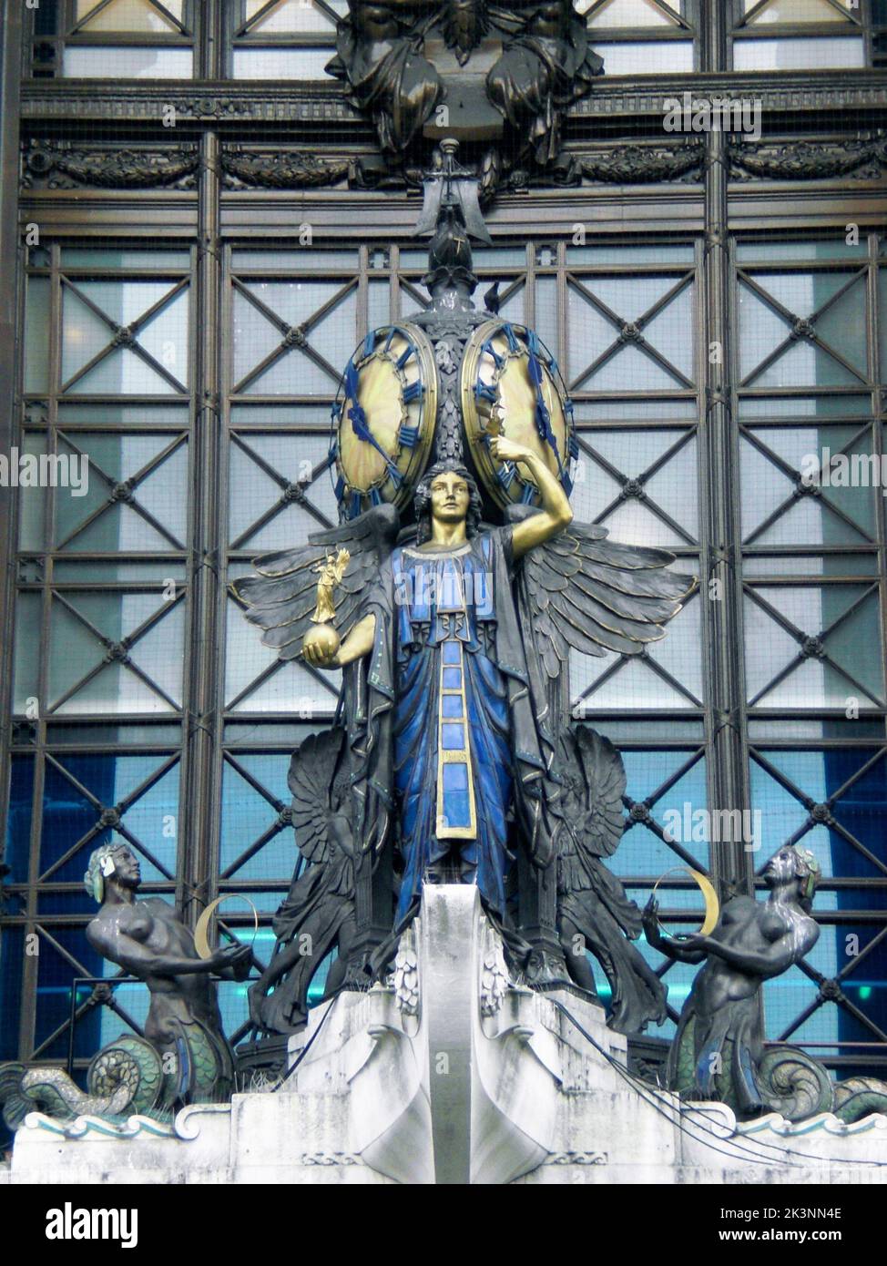 The queen of time sculpture clock hi-res stock photography and images ...