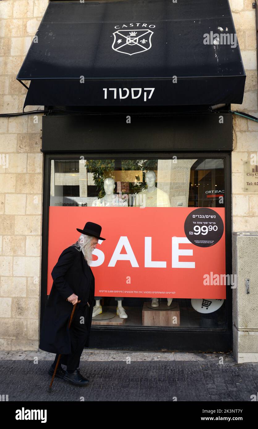 Jewish orthodox man walking hi-res stock photography and images - Alamy
