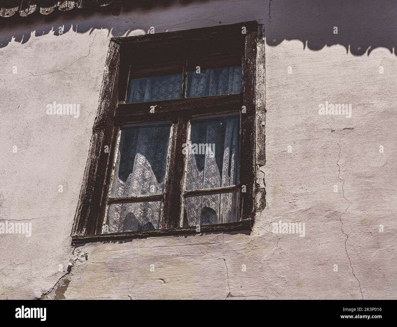 An old window on a damaged white wall Stock Photo - Alamy