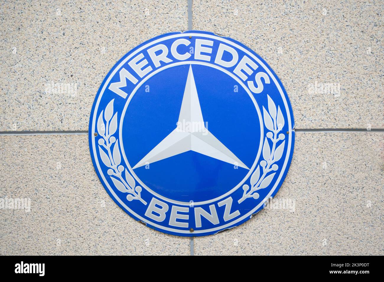 Metal mercedes benz logo hi-res stock photography and images - Alamy