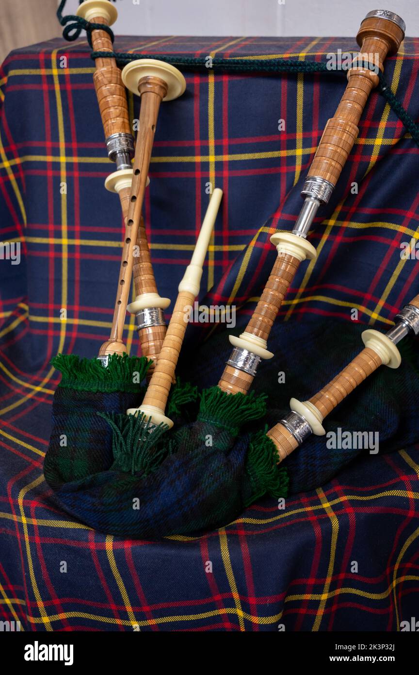 Symbols of Scotland - wollen tartan textile and handmade musical ...