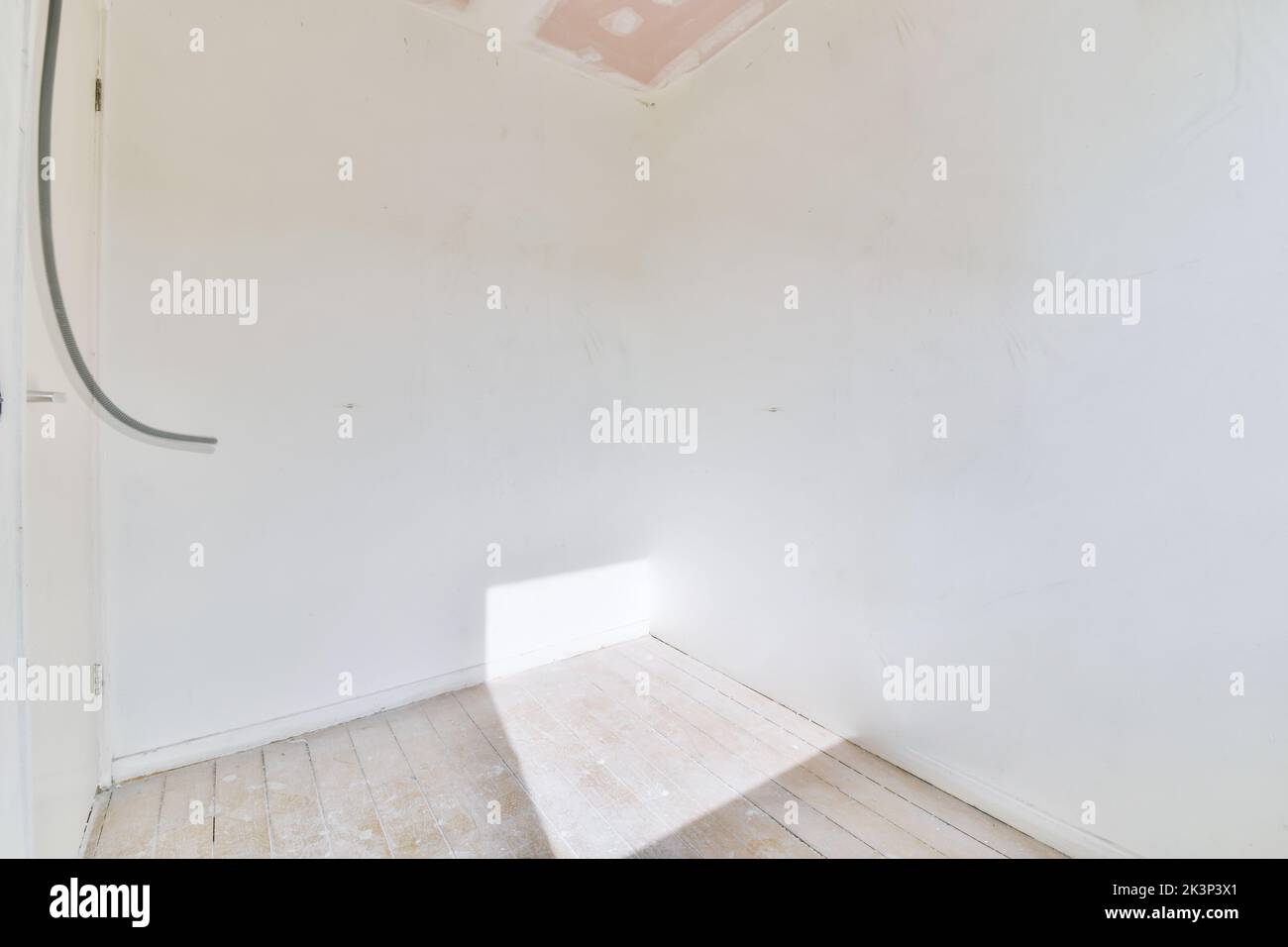 A cozy and spacious empty room in a luxury house Stock Photo - Alamy