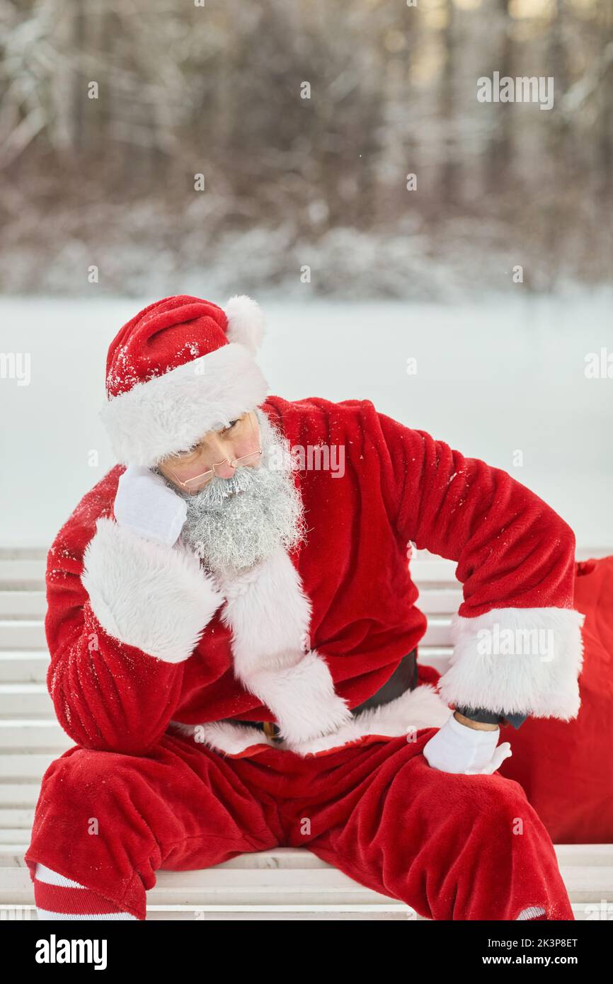 Santa claus sitting on bench hi-res stock photography and images - Alamy