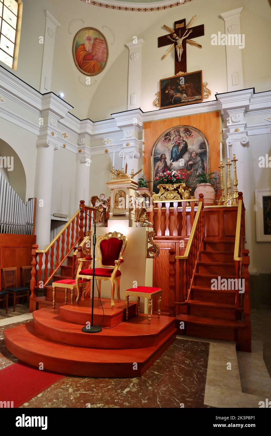 Altare della chiesa della vergine maria hi-res stock photography and ...
