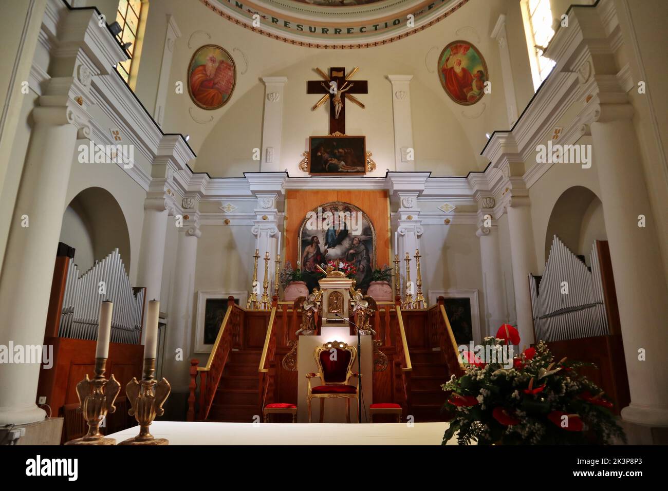 Altare della chiesa della vergine maria hi-res stock photography and ...