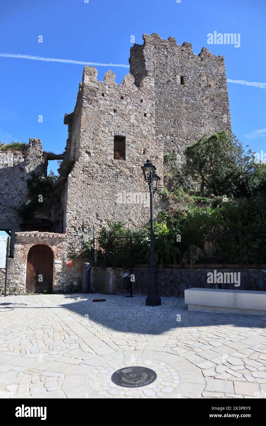 Ingresso del castello medievale hi-res stock photography and images - Alamy