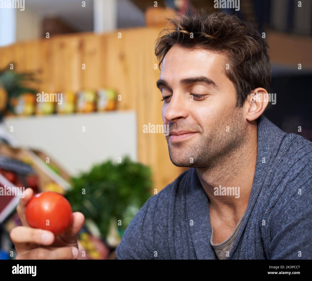 Man supermarket shopping hi-res stock photography and images - Alamy