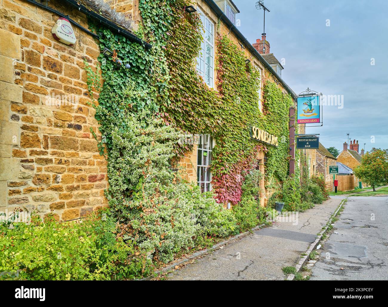 Ivy clad wall sondes arms pub village rockingham england refresh hi-res ...