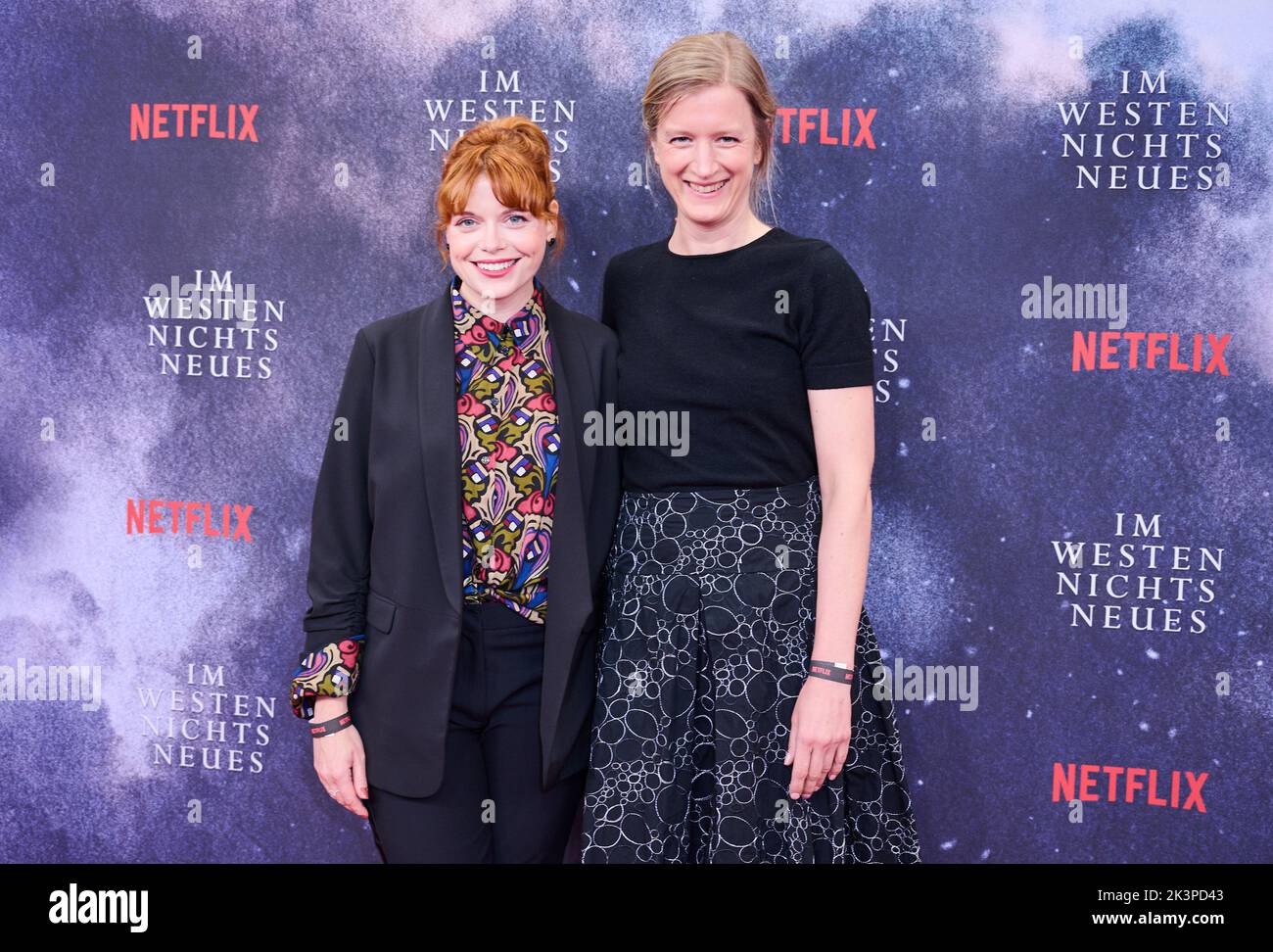 Berlin, Germany. 27th Sep, 2022. Actresses Sina Reiß (l) and Stephanie ...