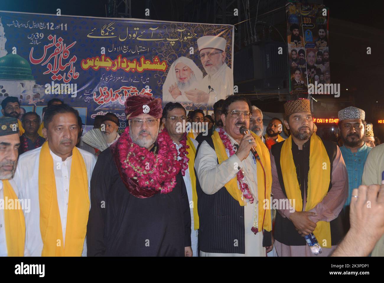 Lahore, Pakistan. 27th Sep, 2022. Pakistani faithful Muslims from a ...