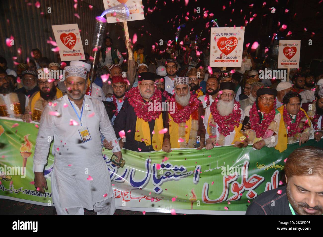 Lahore, Pakistan. 27th Sep, 2022. Pakistani faithful Muslims from a ...
