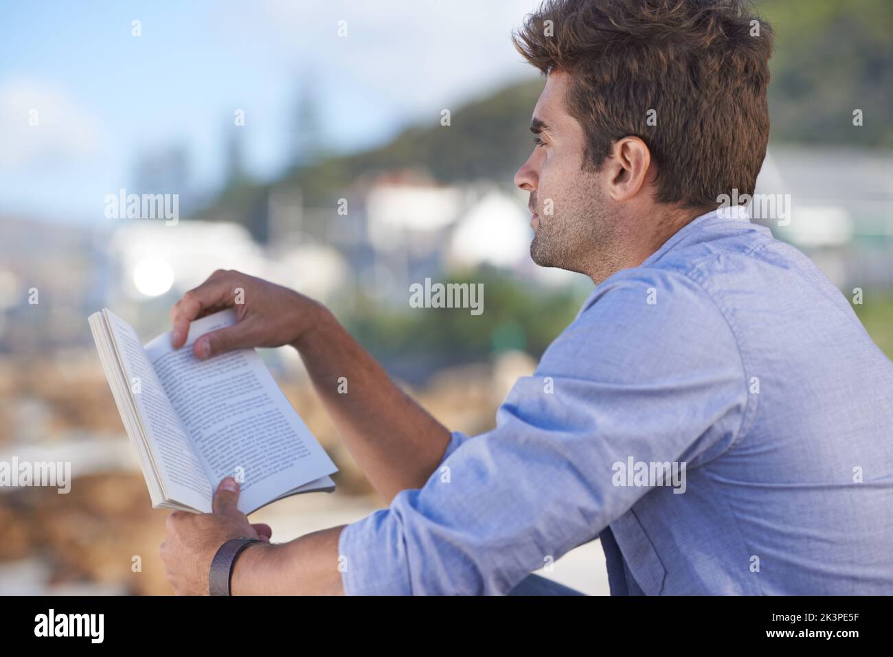 Man reading a book outdoors hi-res stock photography and images - Alamy