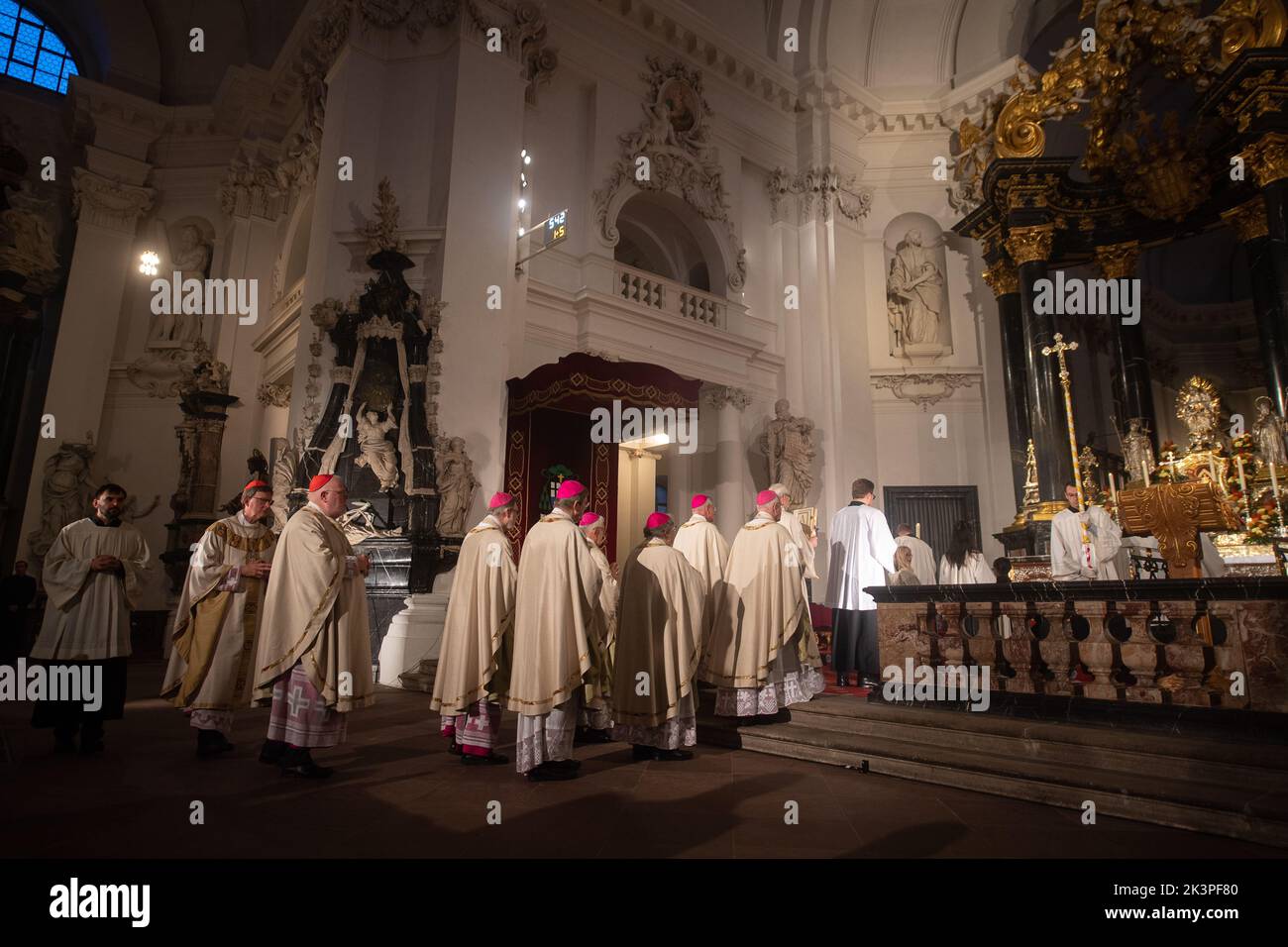 Fulda, Germany. 28th Sep, 2022. Bishops and altar servers walk down the ...