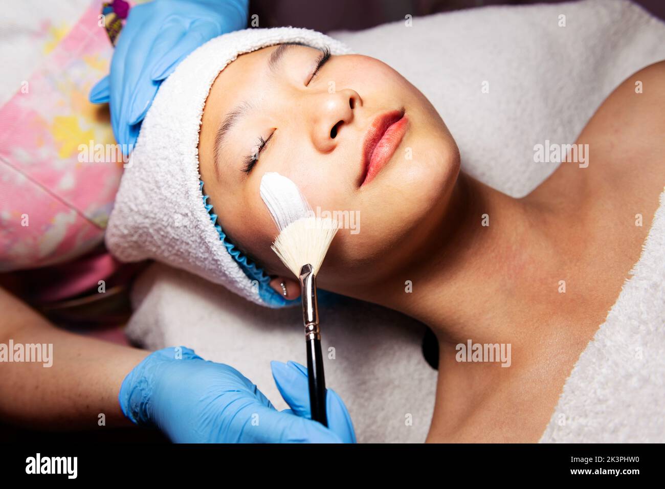 woman receiving a moisturizing facial treatment Stock Photo - Alamy