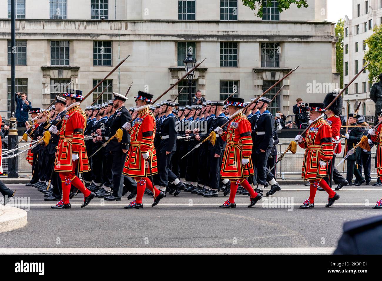 Queen queens guard hi-res stock photography and images - Alamy