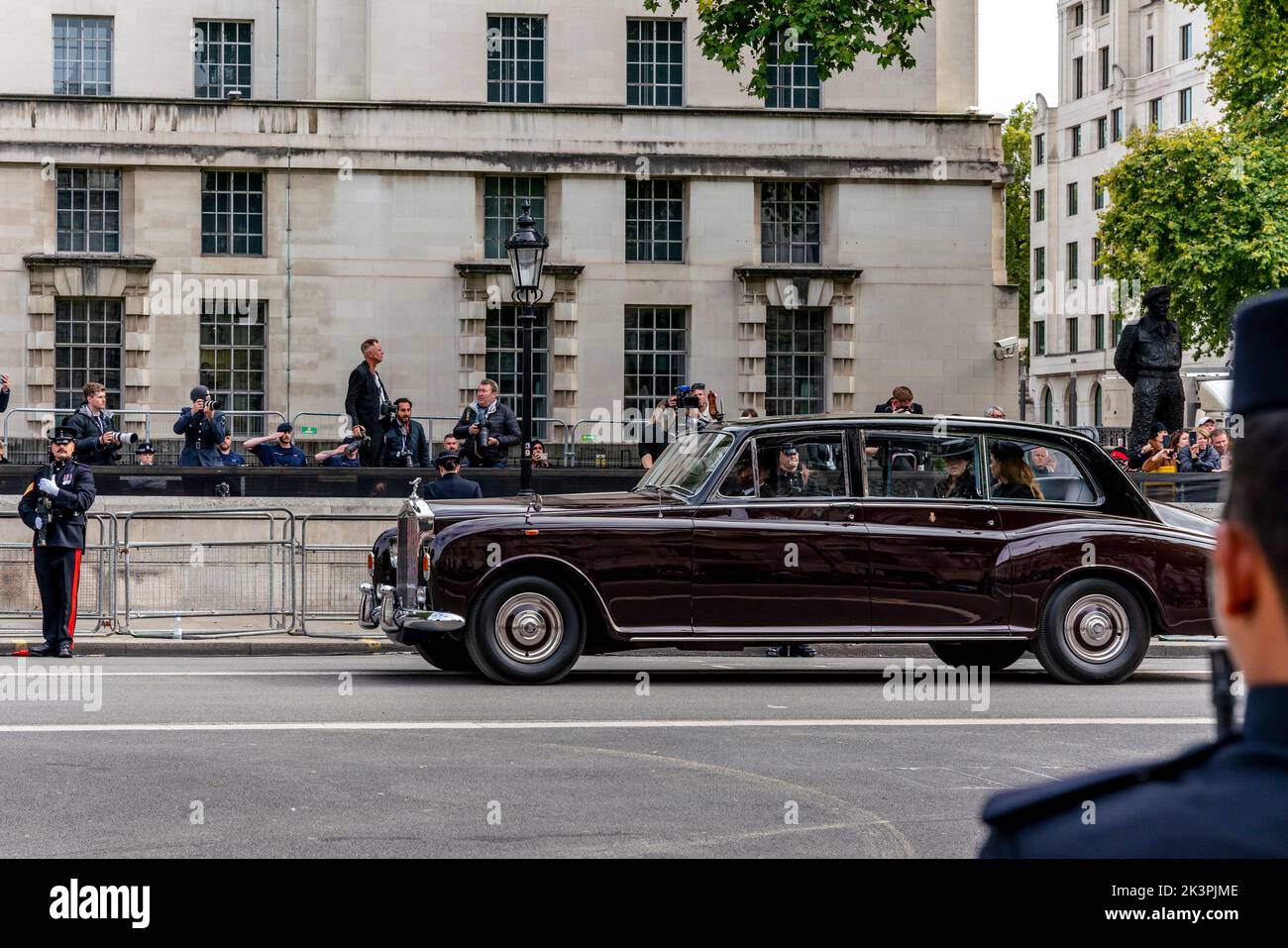 The Royal Car With Princess Beatrice and Princess Eugenie Follows The ...