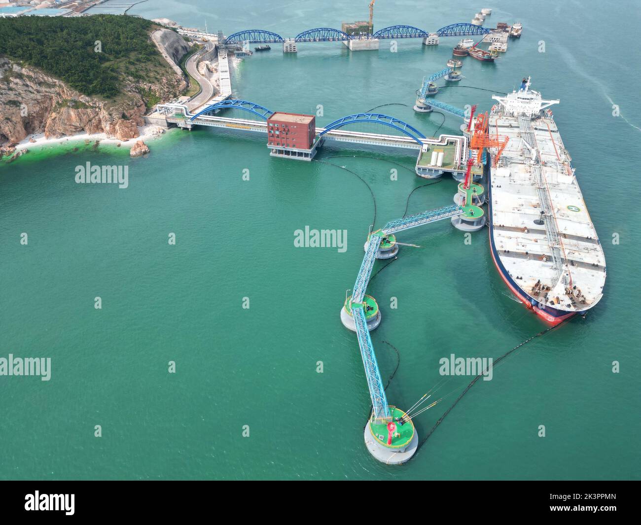 YANTAI, CHINA - SEPTEMBER 28, 2022 - A tanker offloads oil through a ... YANTAI, CHINA - SEPTEMBER 28, 2022 - A tanker offloads oil through a ...