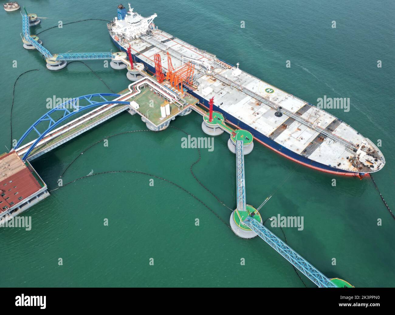 YANTAI, CHINA - SEPTEMBER 28, 2022 - A tanker offloads oil through a ...